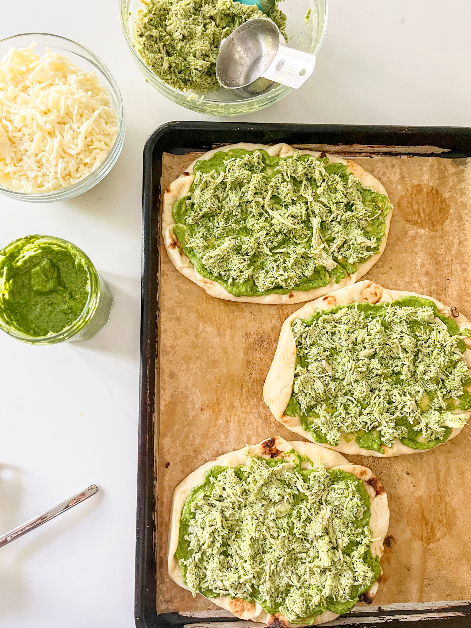 Easy Chicken Pesto Naan Flatbreads – Food Play Go